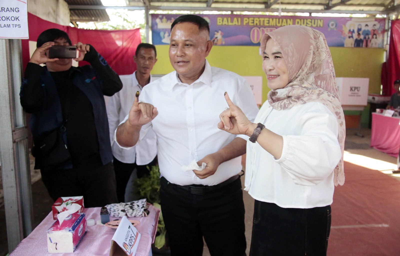 Nanang Ermanto Dan Winarni Gunakan Hak Pilihnya Di TPS 001 Desa Way Galih – wartapublik.net